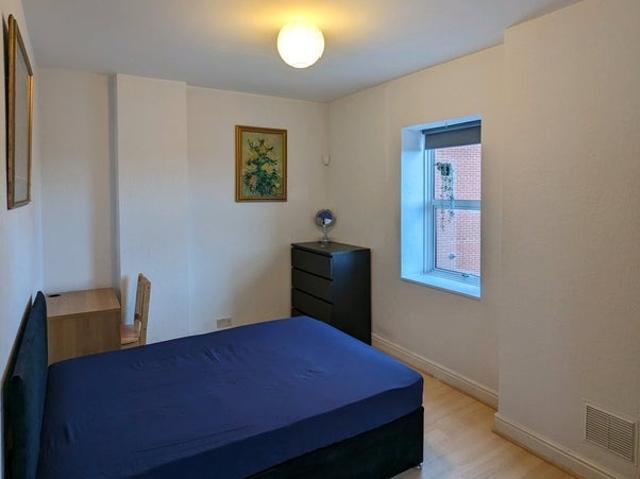 Room at High Road, Greater London