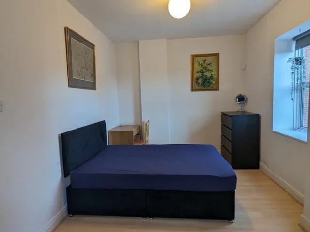 Room at High Road, Greater London