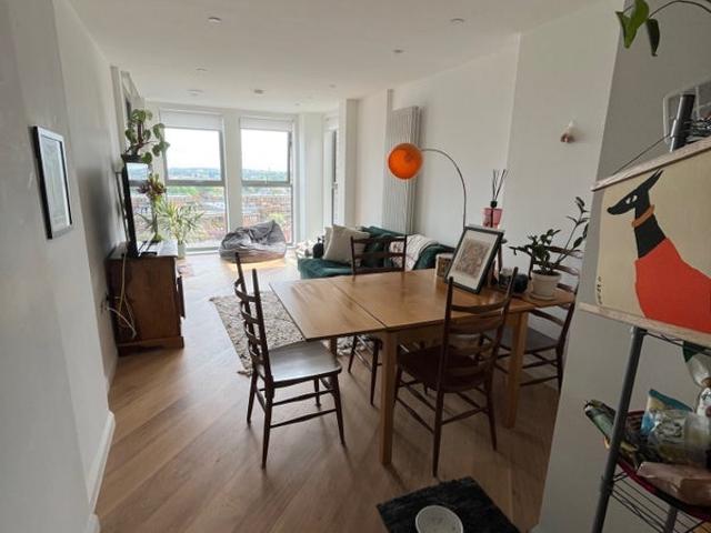 Room at High Road, Greater London