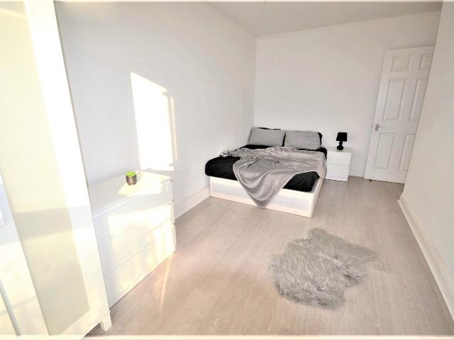 Room at High Road, Greater London