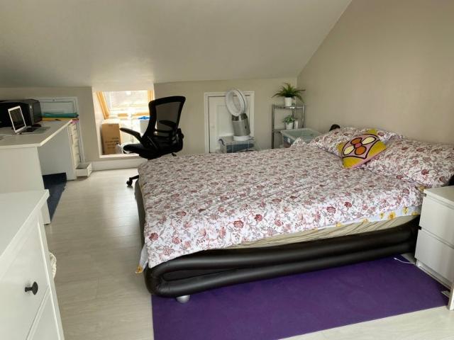 Room at High Road, Greater London