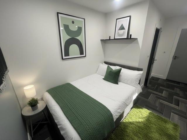 Room at High Road, Nottingham