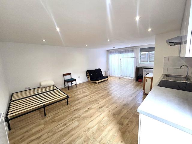 Room at Highfield Road, Greater London
