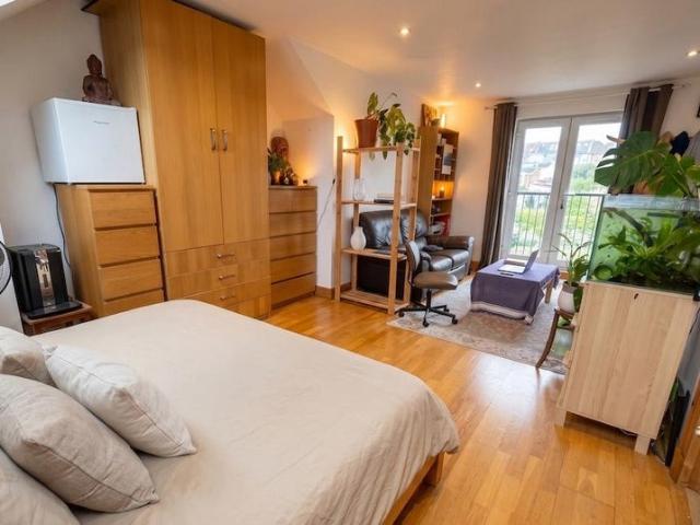 Room at Hill Avenue, Bristol
