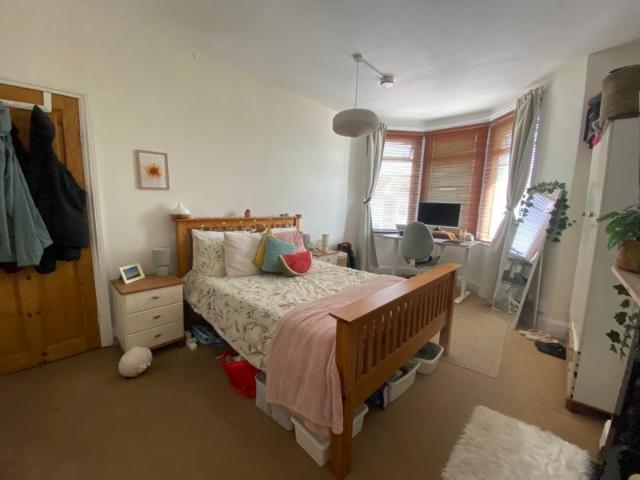 Room at Hill Avenue, Bristol