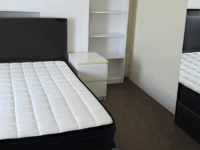 Room at Hill Street, Newport