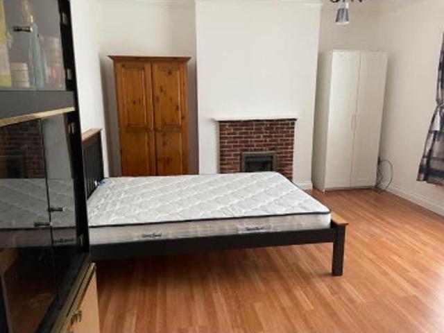 Room at Hill Road, Greater London