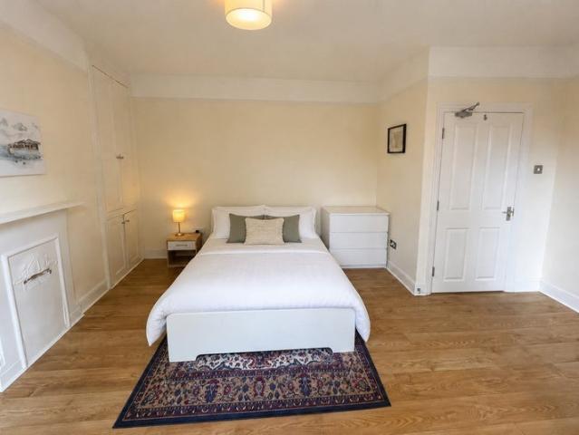 Room at Hill Reach, Greater London