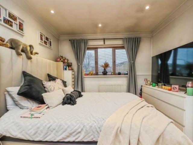 Room at Hillgrove Gardens, Nottingham