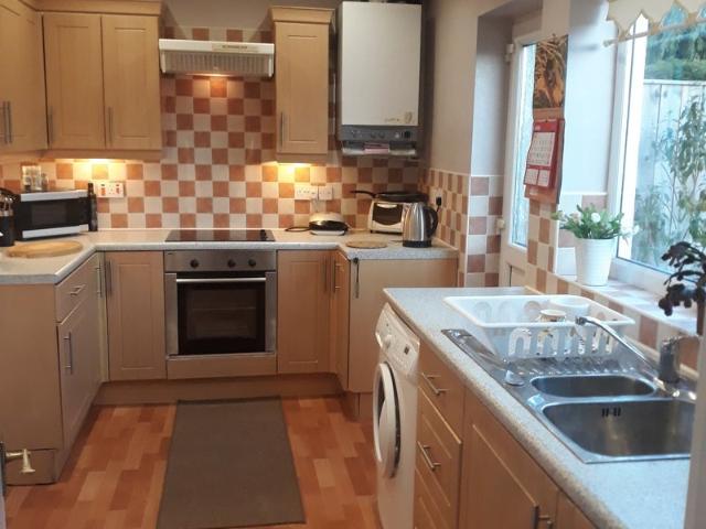 Room at Hills View Road, Lazenby