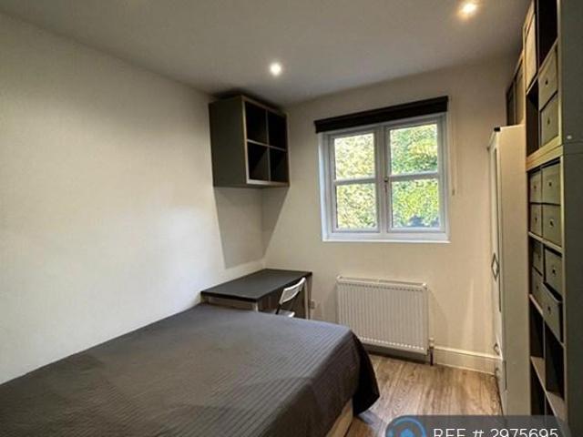 Room at Hillside Road, Luton