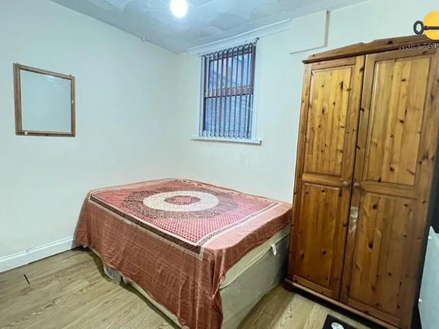 Room at Hillside Road, Luton