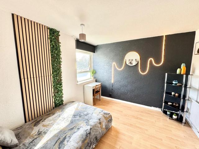 Room at Hind Grove, Greater London