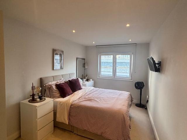 Room at Holman Road, Greater London