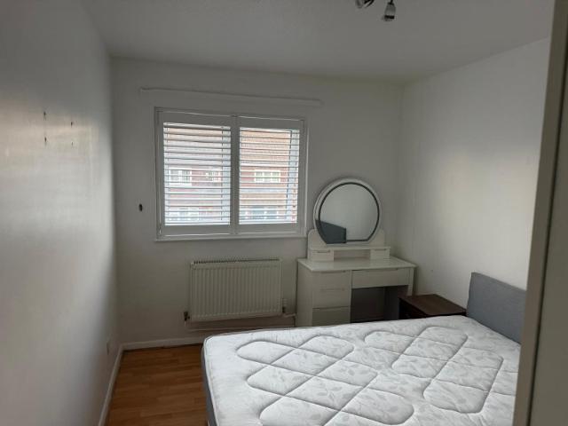 Room at Holmshaw Close, Greater London