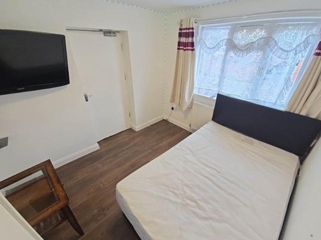Room at Holberton Road, Reading