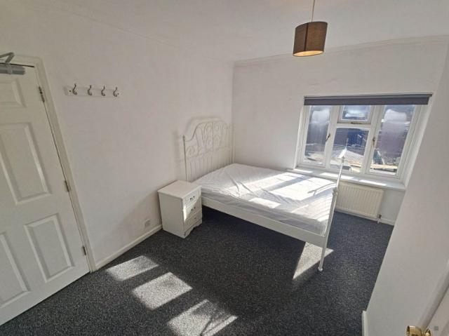 Room at Holberton Road, Reading