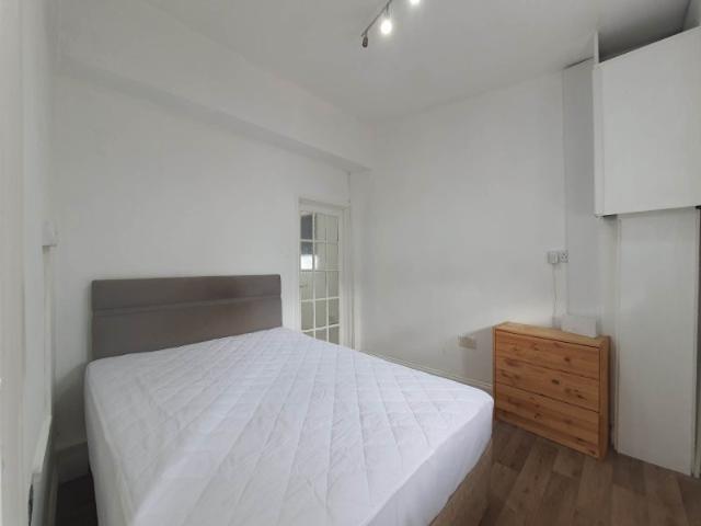 Room at Holberton Road, Reading