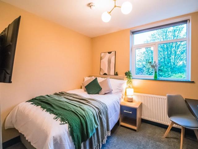 Room at Holbrook Avenue, Rugby