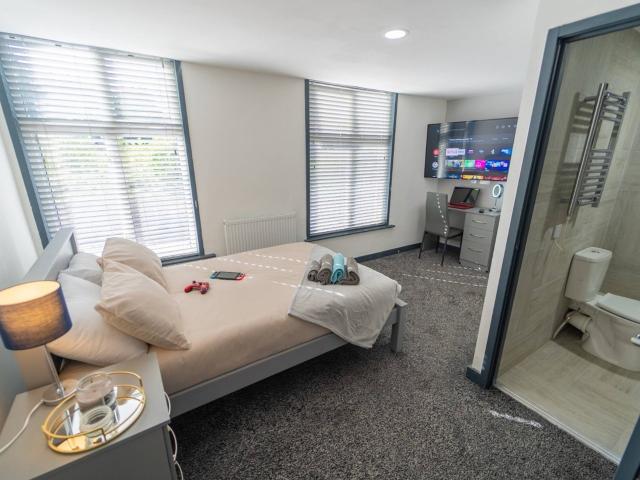 Room at Holly Avenue, Birmingham