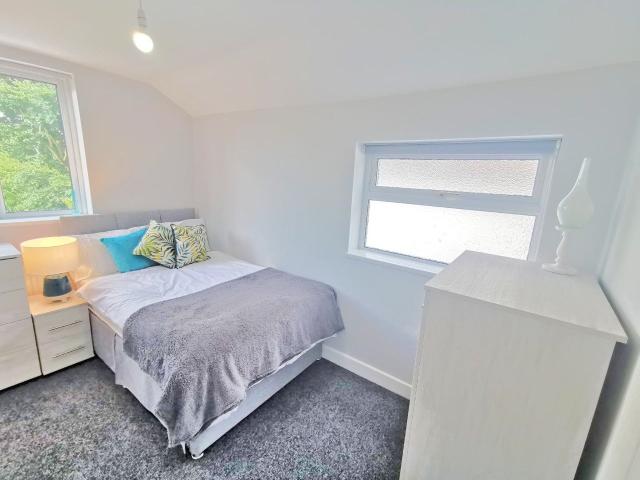 Room at Holly Road, Sandwell
