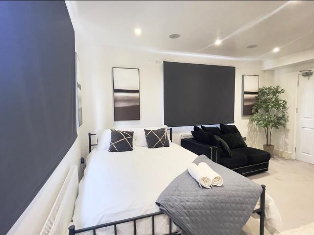 Room at Holly Road, Wainscott