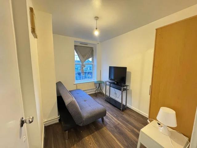 Room at Hollybush Gardens, Greater London