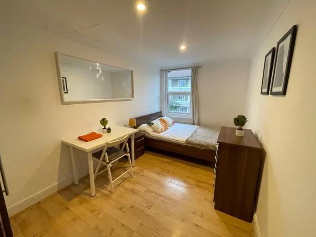 Room at Holland Park Roundabout, Greater London