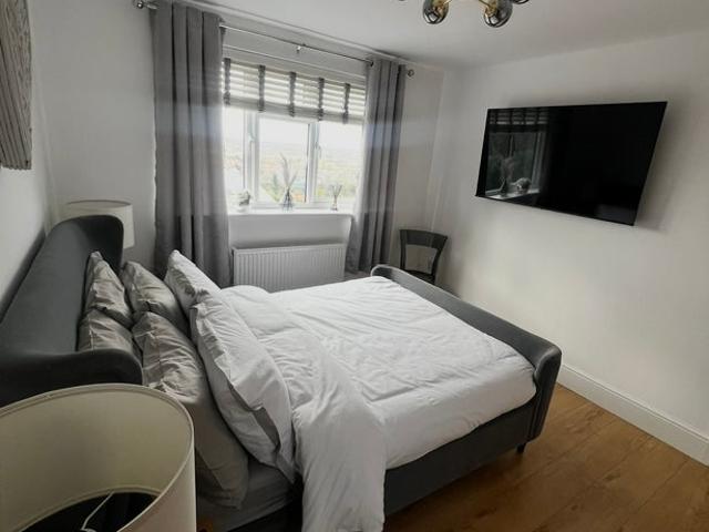 Room at Hollin Lane, Wakefield