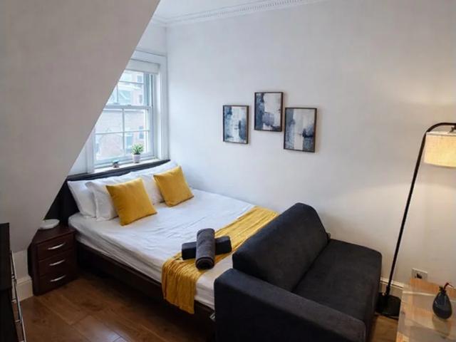 Room at Holloway Road, Greater London