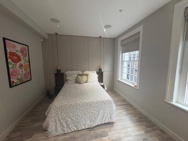 Room at Holywell Row, Greater London