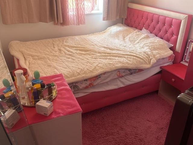 Room at Honour Way, Crawley