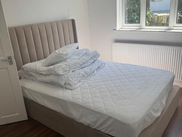Room at Hoser Avenue, Greater London
