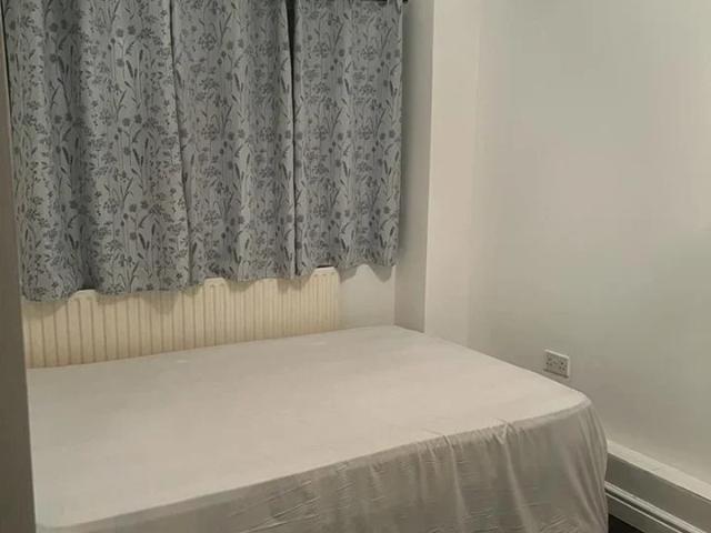 Room at Howard Road, Greater London
