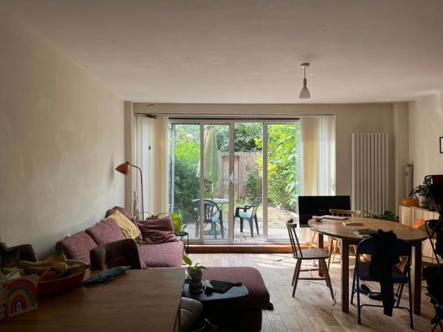 Room at How's Street, Greater London