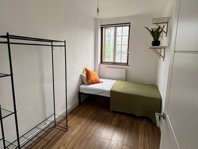 Room at How's Street, Greater London