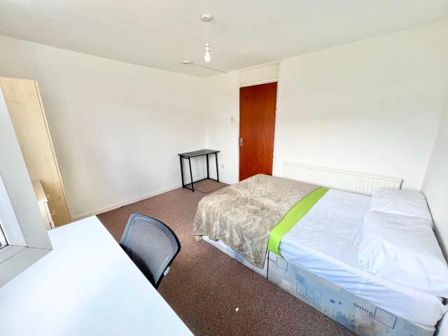 Room at Ivy Road, Greater London