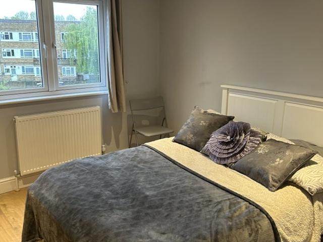 Room at Ivydale Road, Greater London