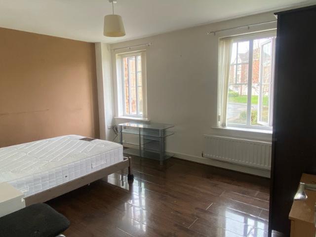 Room at Izod Road, Rugby