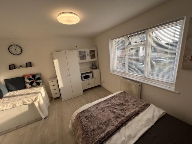 Room at Ilford Lane, Greater London