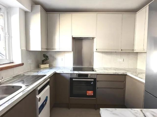 Room at Ilminster Gardens, Greater London