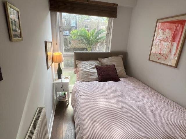 Room at Ilminster Gardens, Greater London