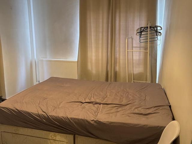 Room at Ilminster Gardens, Greater London