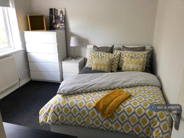 Room at Inglehurst, Borough of Runnymede