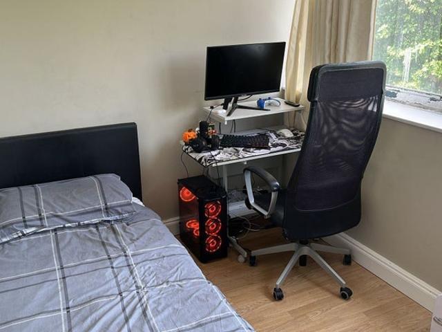 Room at Inville Road, Greater London