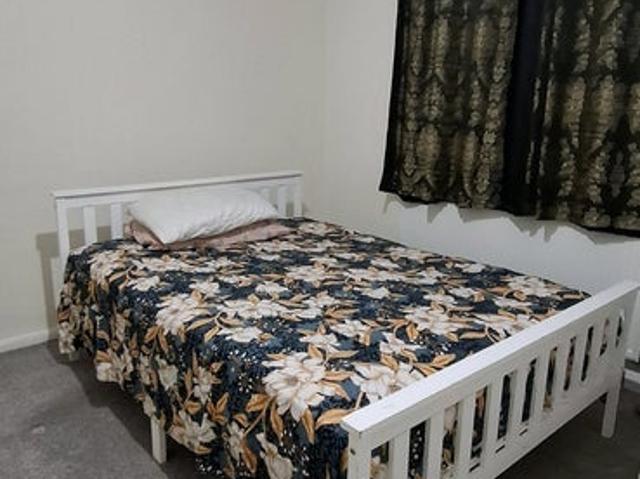Room at Irwin Avenue, Wakefield