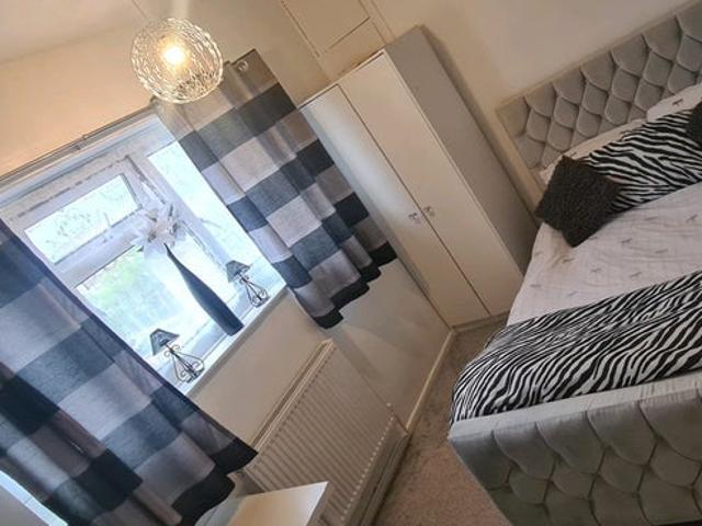 Room at Jamaica Road, Greater London