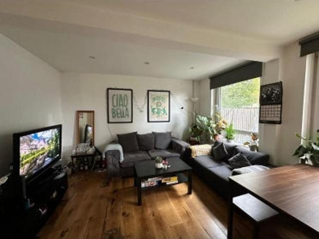 Room at Jarrow Road, Greater London