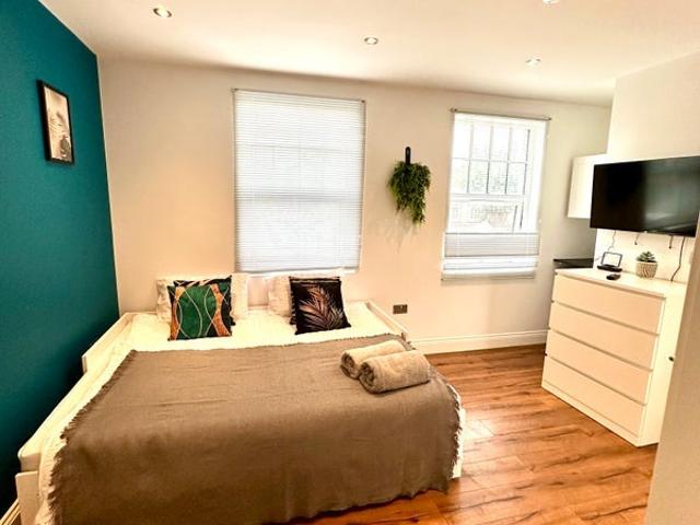 Room at Jarvis Road, Greater London