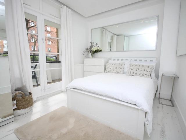 Room at John Aird Court, City of Westminster